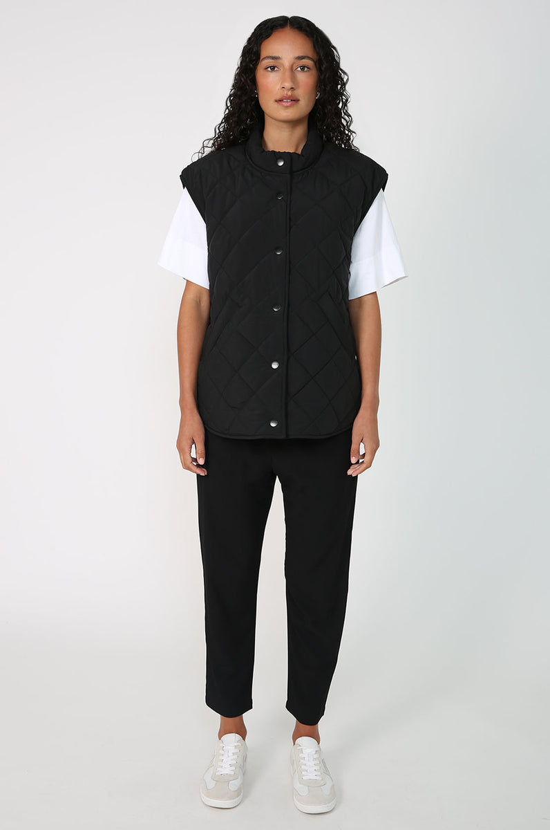 stride vest / black | m o o c h i