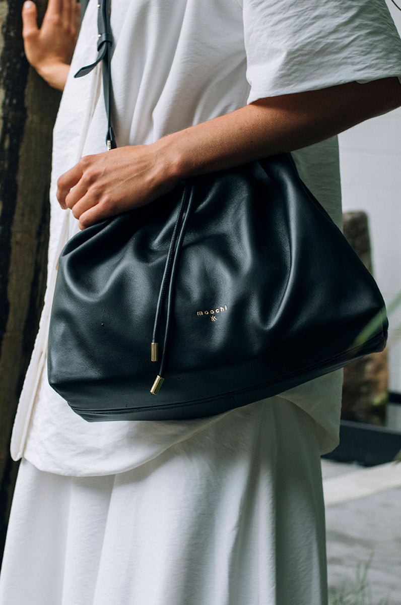 drawn shoulder bag / black | m o o c h i