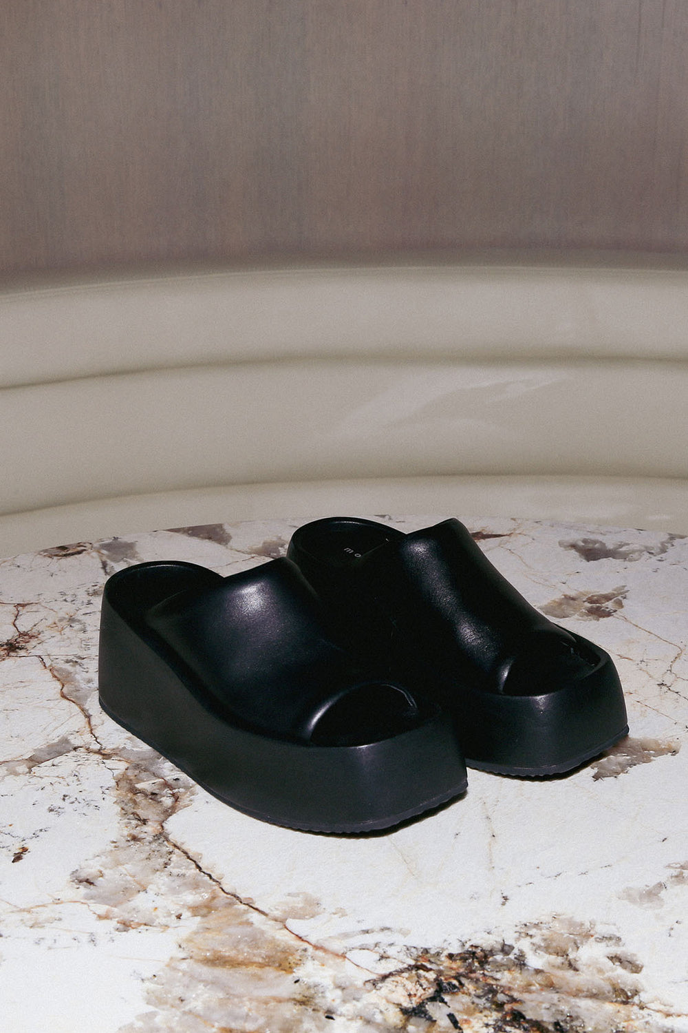 shield wedge / black | m o o c h i