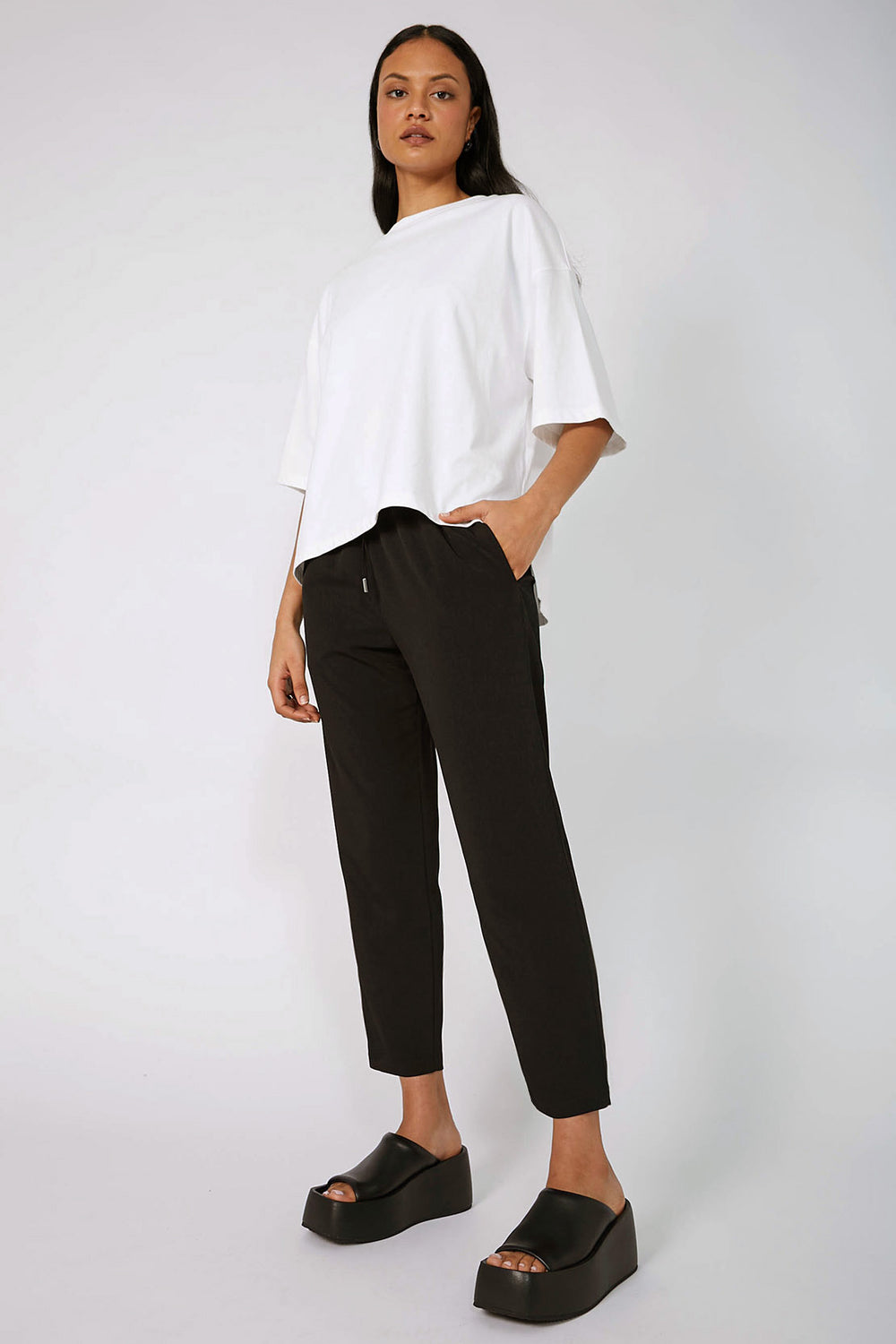 shield wedge / black | m o o c h i