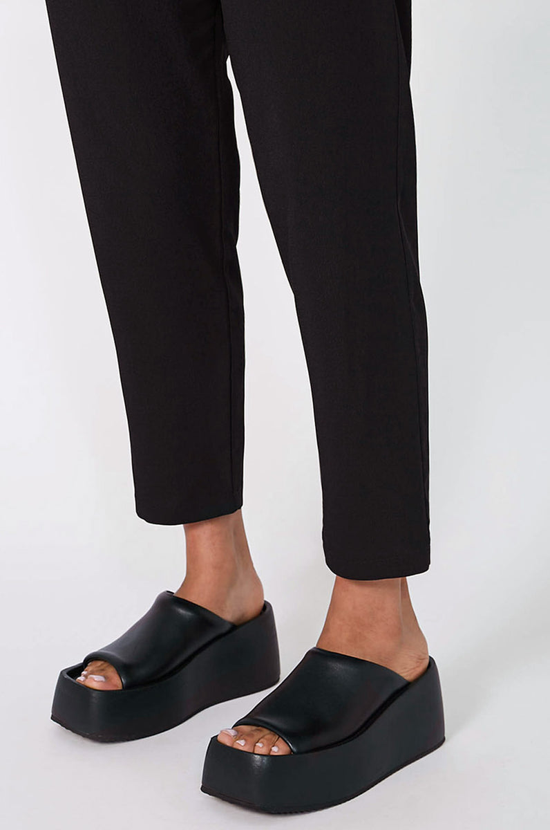 shield wedge / black | m o o c h i