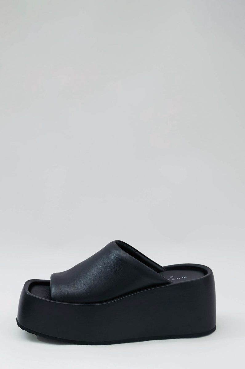 shield wedge / black | m o o c h i