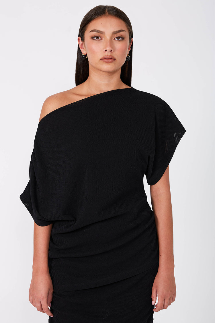retaliate top / black | m o o c h i